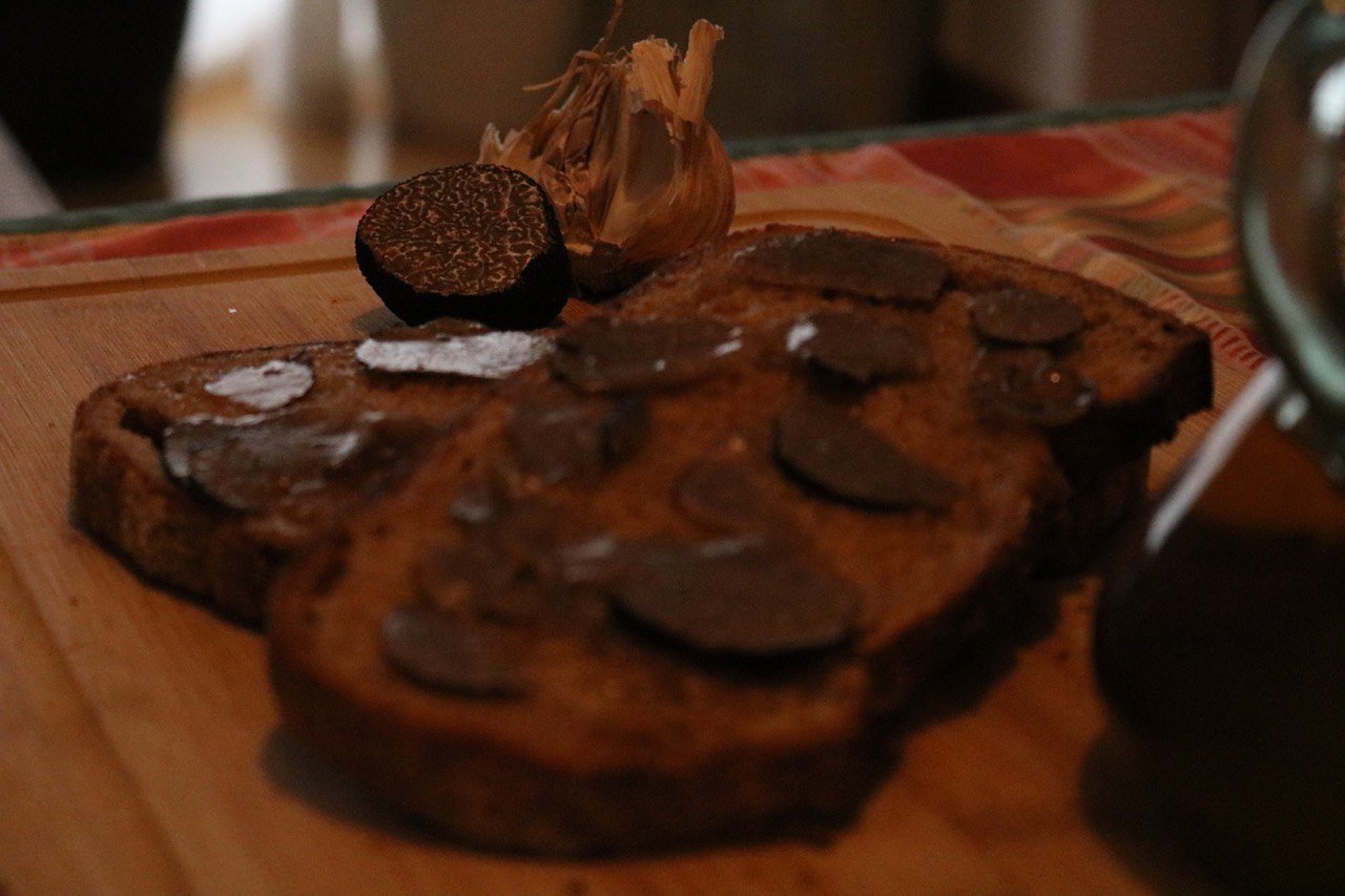Tostada con aceite de oliva y laminas de trufa negra